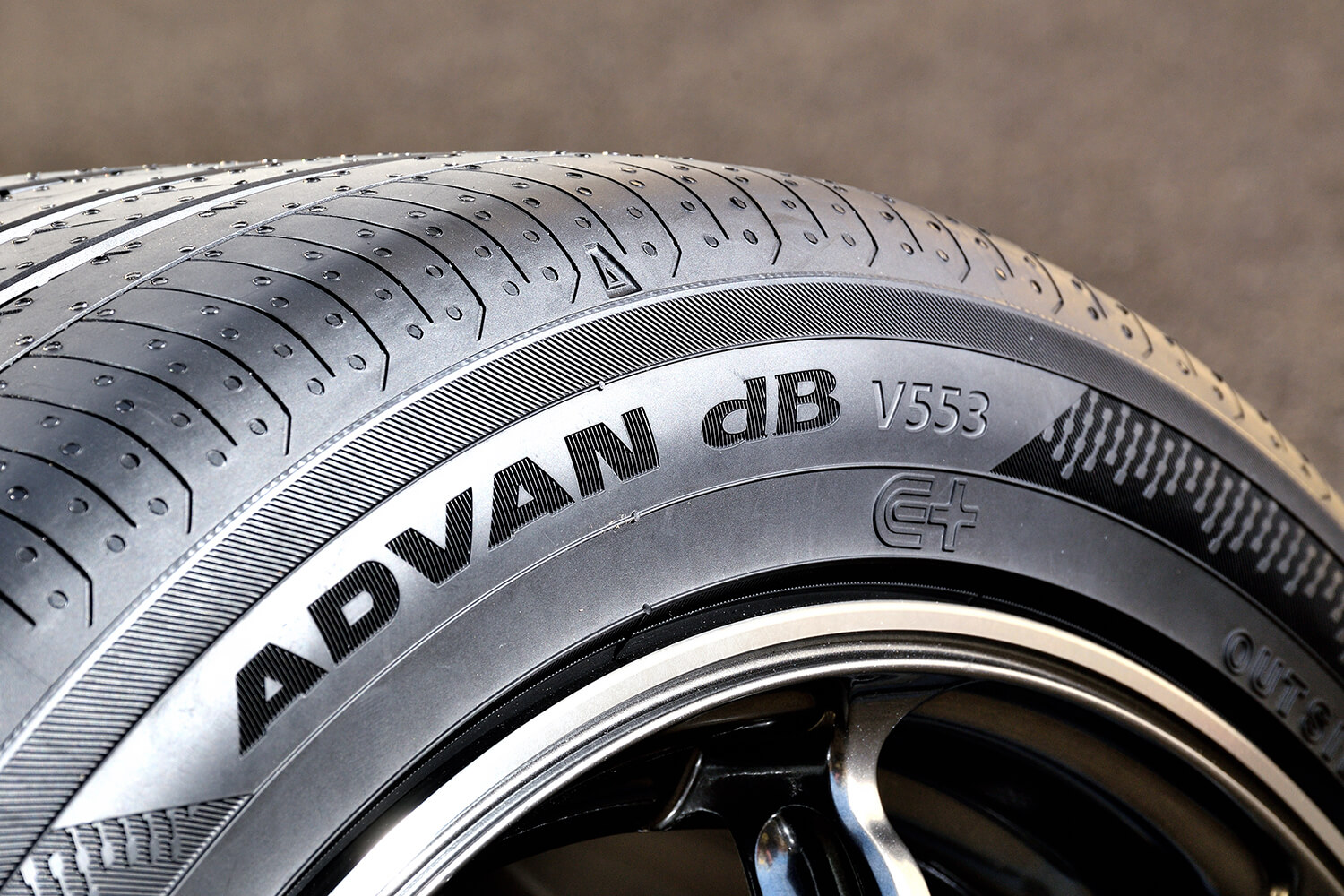 クラウンもアルファードもN-BOXも質感が高まる！ ヨコハマの新コンフォートタイヤ「アドバンdb V553」の進化にレーシングドライバーも舌を ...