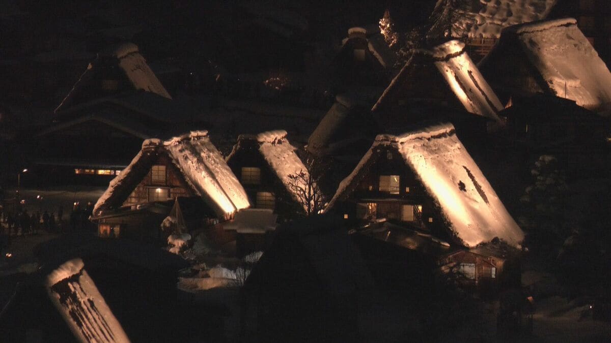 今年はあと3回！世界遺産・白川郷の合掌造り集落をライトアップ「本当に来てよかった」雪が積もって幻想的な光景に (2026年1月13日 ...