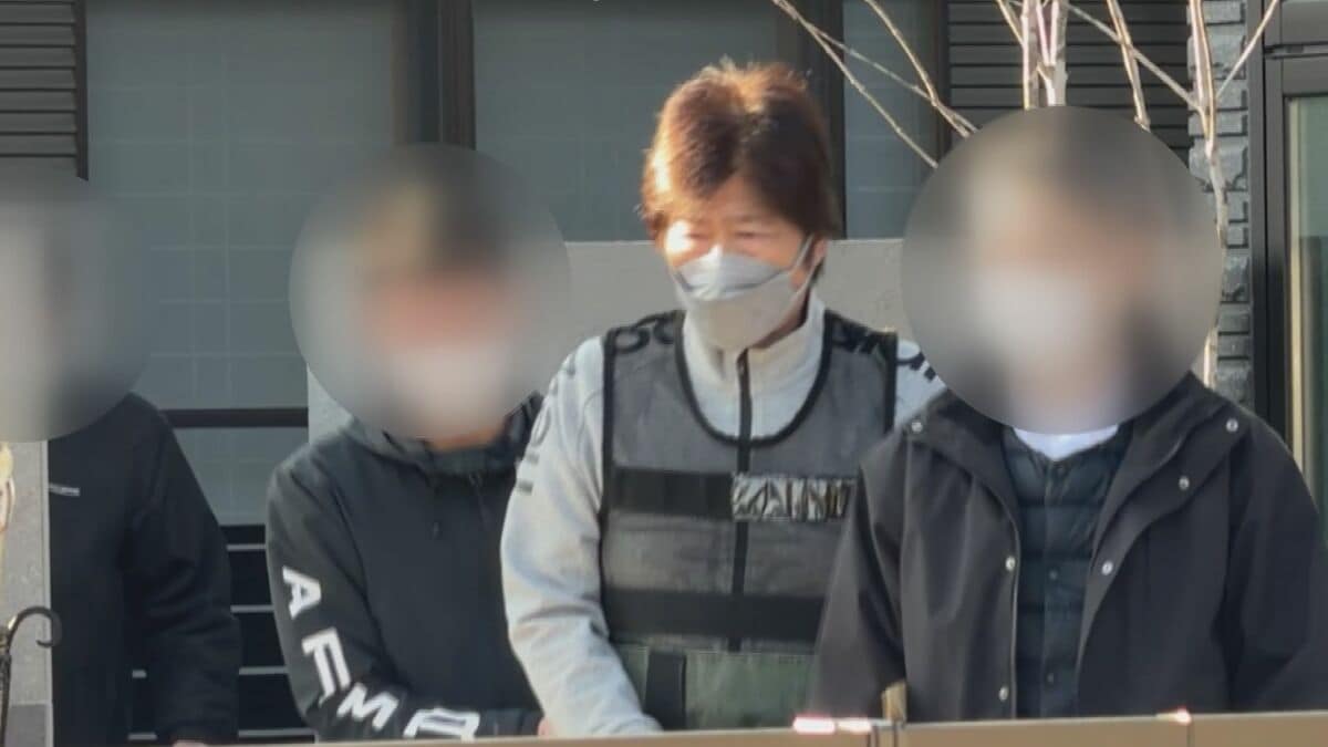 ヘッドホンを装着し脳波を測定… 被害額16億円以上の“巨額詐欺事件”摘発の瞬間 男2人を逮捕 ｢健康器具の海外レンタル事業で利益出る ...