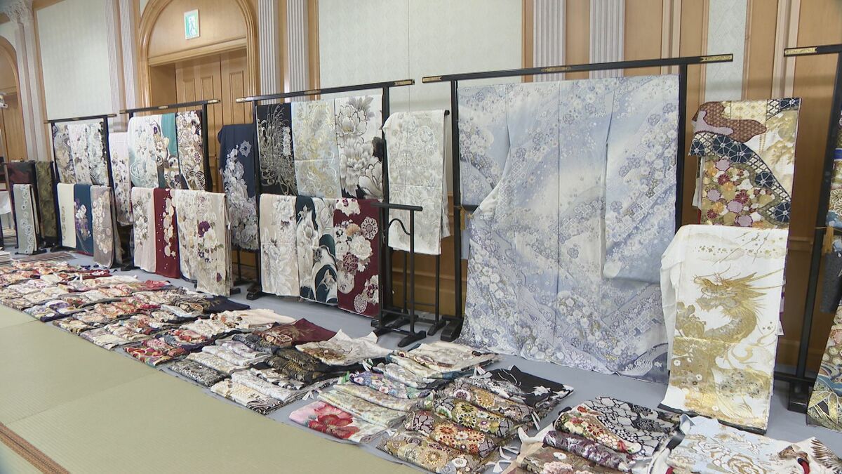華やかな花柄など新作の振袖1500枚以上並ぶ 名古屋のホテルで「大振袖博」 (2026年1月1日) - エキサイトニュース