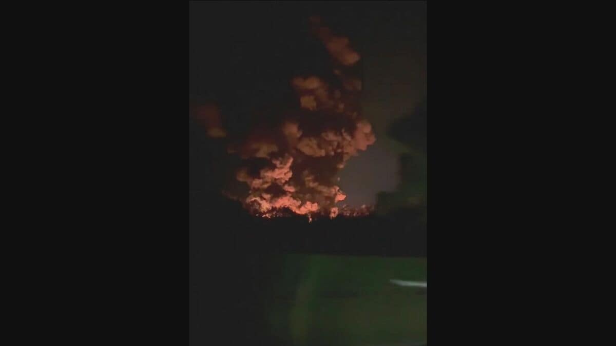 山林にも火の手が…愛知･岡崎市の工場火災 約7時間後にほぼ消し止められる 鉄骨3階建ての工場と事務所が全焼 (2026年1月13日 ...