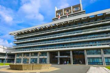奈良のシカに女性が腰掛け「乗れる乗れる」...動画拡散 県「非常に不適切」、「直接接触はやめて」訴え - エキサイトニュース