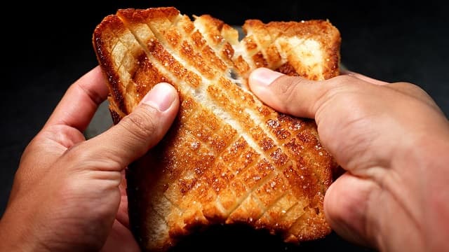 「甘じょっぱさがヤバいほど癖になる」人気料理研究家が『悶絶塩パン』のレシピを大公開！ (2025年5月24日) - エキサイトニュース