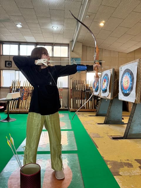 「ほんと仲良しやなぁ」マユリカ・中谷が紅しょうが・稲田とアーチェリーへ！真剣&楽しそうな姿にファンも笑顔 (2025年6月4日 ...