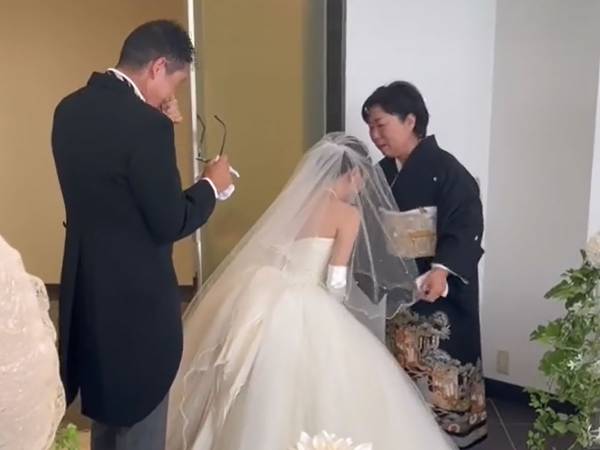 娘の結婚式で父親が涙 歩けなくなった姿に「電車で泣いた」「ええ両親や」｜ウーマンエキサイト