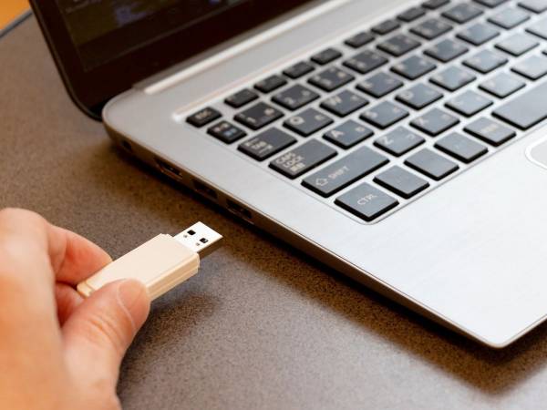 「なんで思いつかなかった」「確かにその手が！」 一発でUSBを挿す方法とは！？｜ウーマンエキサイト