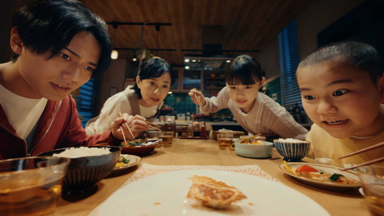 永瀬廉さんが家族と餃子の取り合いに…！？ 「AJINOMOTO ギョーザ」新TVCMがオンエア開始【編集部の「これ、気になる！」 Vol.192】（ウーマンエキサイト）｜dメニューニュース ...
